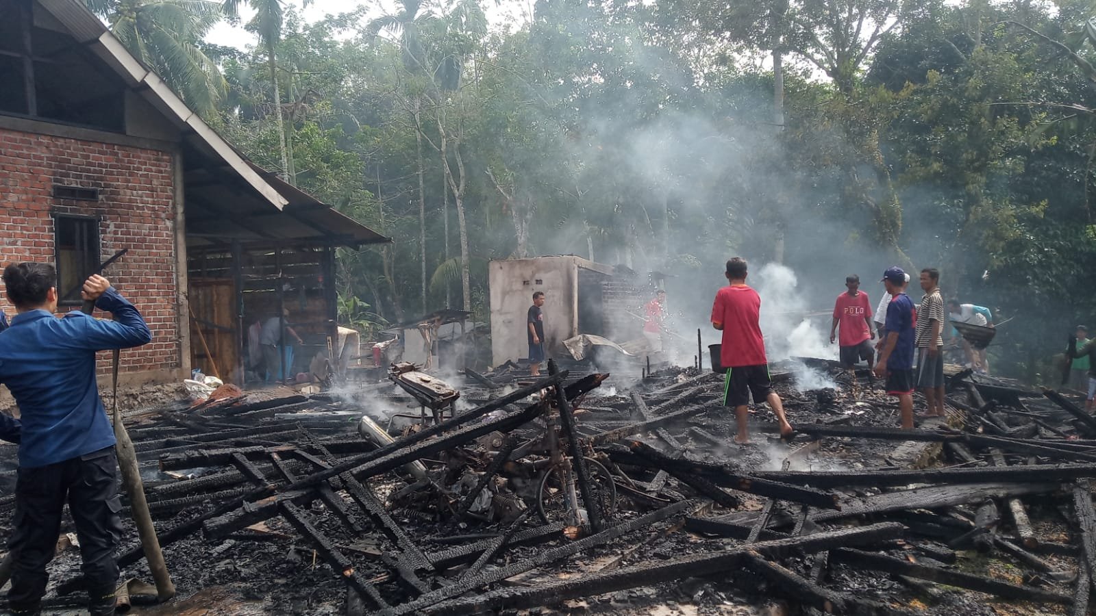 Api Berkobar Hanguskan Rumah Warga Desa Bukit Peninjauan II - Darah ...