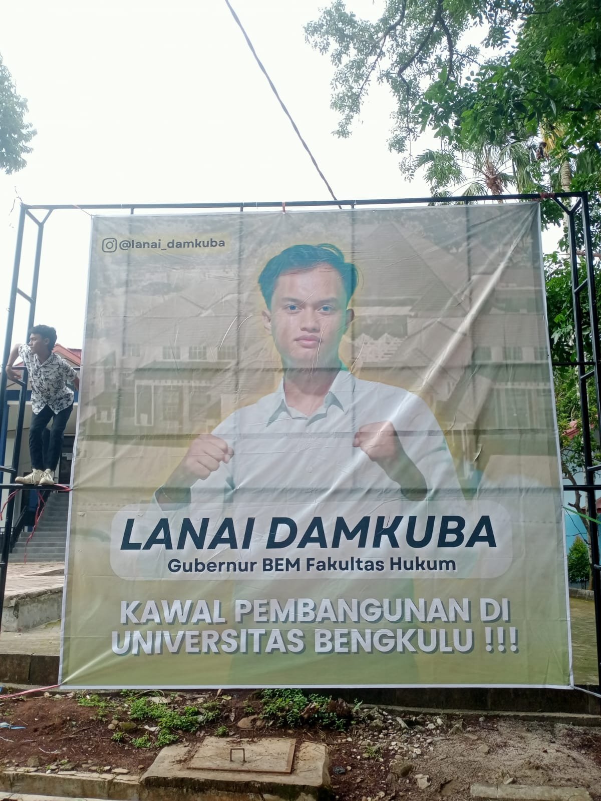 Spanduk Kawal Pembangun UNIB DITURUNKAN. Pimpinan Universitas Bengkulu ...
