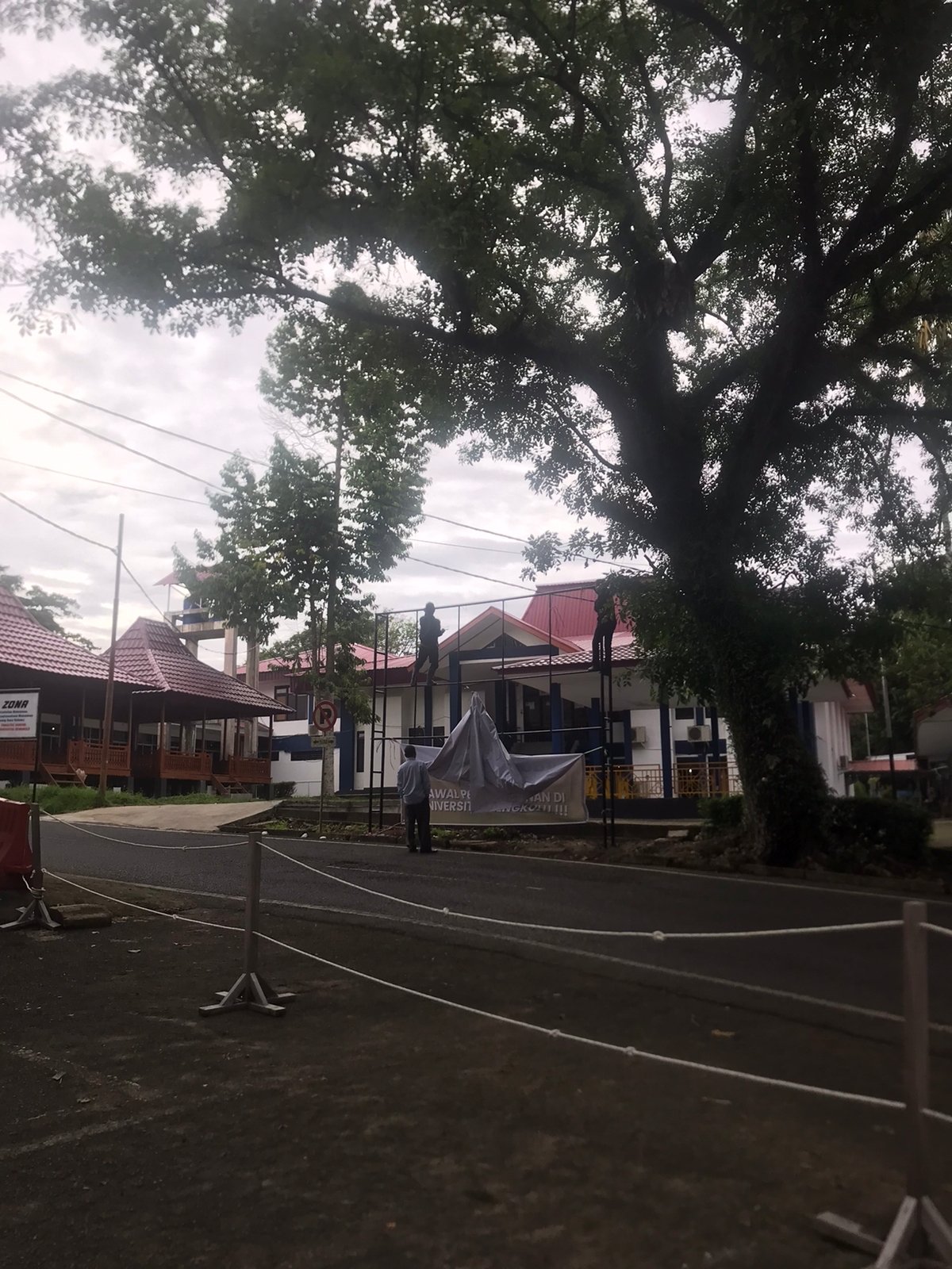 Spanduk Kawal Pembangun UNIB DITURUNKAN. Pimpinan Universitas Bengkulu ...